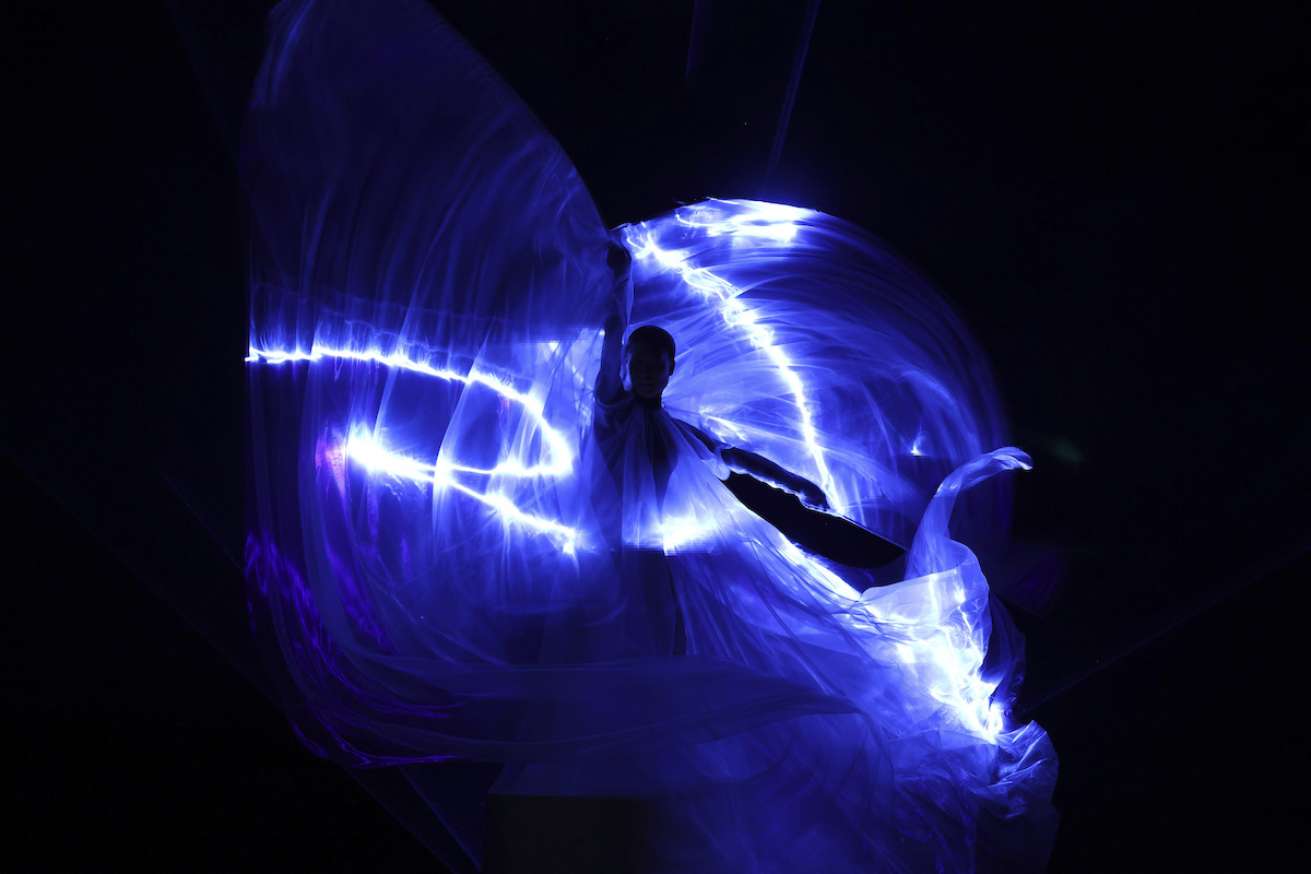 Algae Light Up the Runway | God's World News