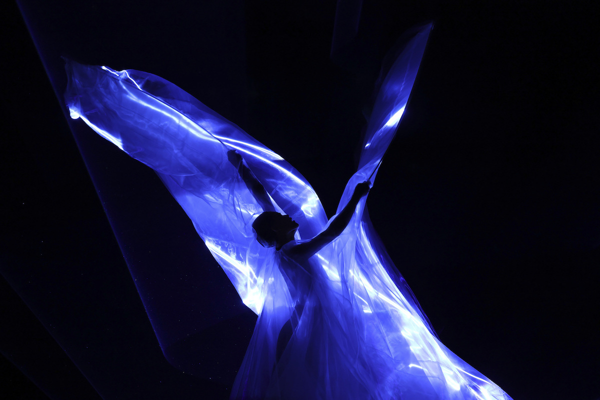 Algae Light Up the Runway | God's World News