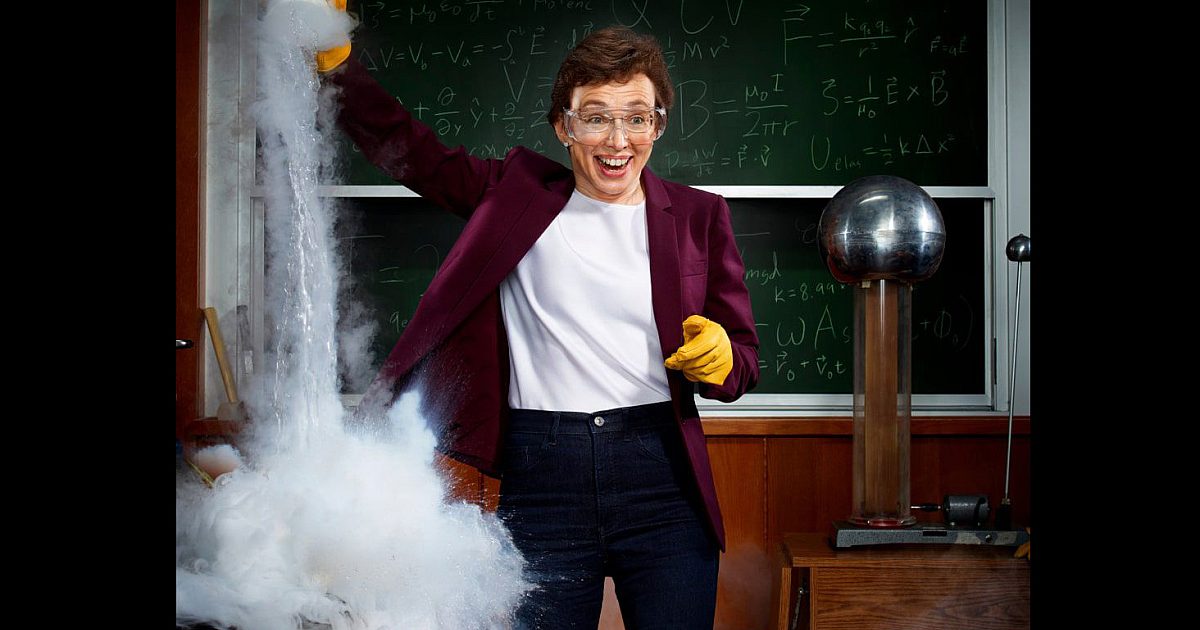 Crowd Pleasing Physics Instructor | God's World News