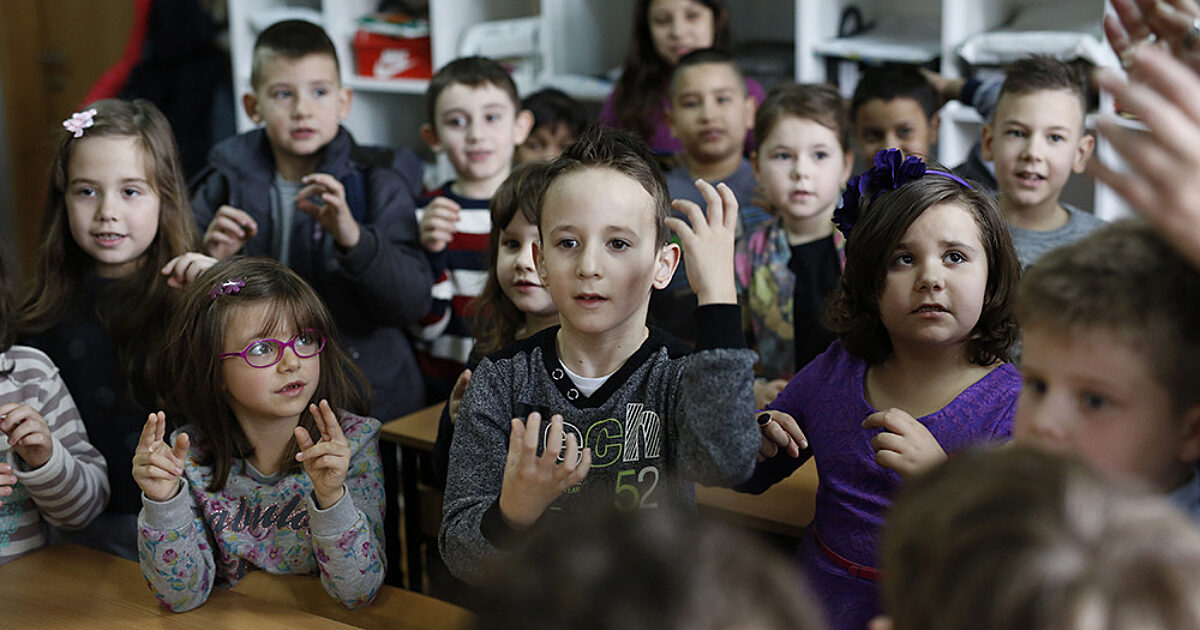 Sign Language in a Bosnian School | God's World News
