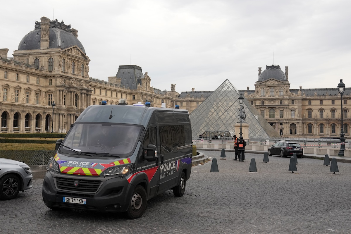 Jewel Heist in Paris | God's World News